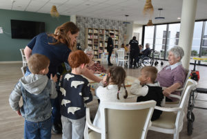 Les écoliers à l'EHPAD - Mairie de Rives-en-Seine