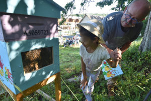 Visite des écoliers à la ruche pédagogique - Mairie de Rives-en-Seine